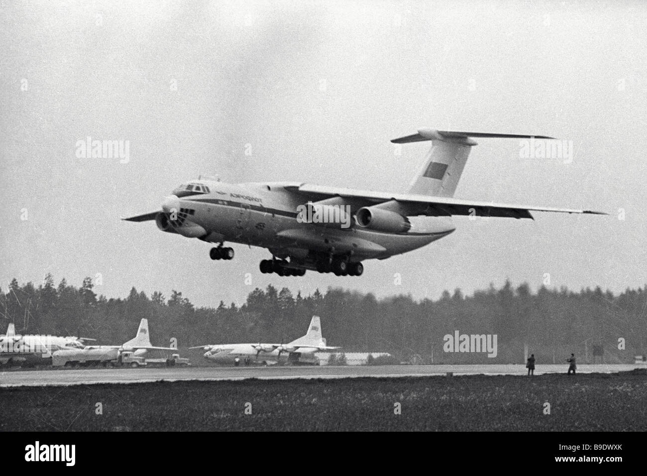 IL 76 freighter landing Stock Photo - Alamy