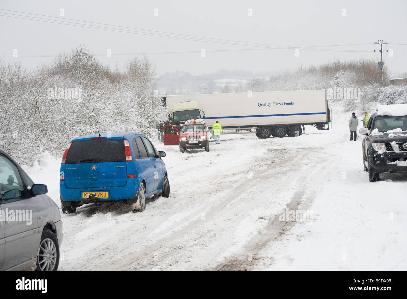 Jackknifed lorry hi-res stock photography and images - Alamy