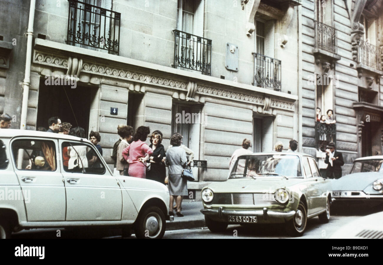 Vladimir Lenin lived in this house from 1909 to 1912 Paris Stock Photo ...
