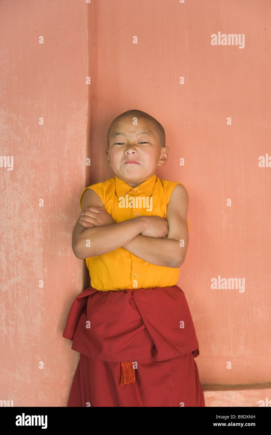 Monk leaning against a wall and making a face, Mahabodhi Temple ...