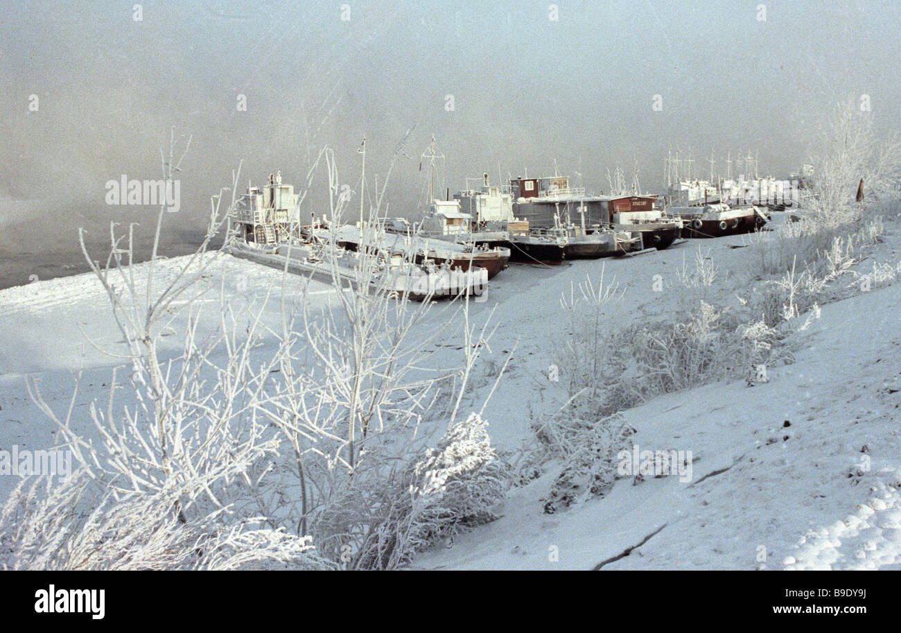 Sea vessels in winter waiting for navigation Stock Photo - Alamy