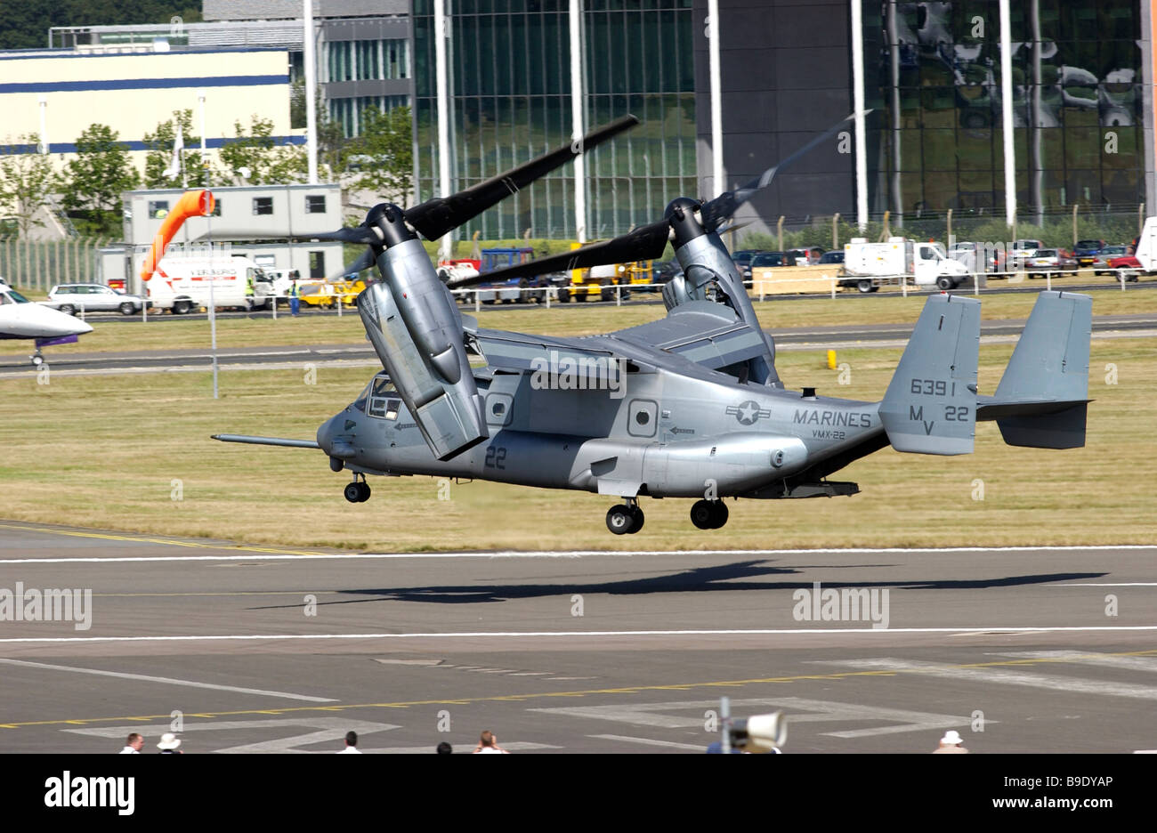 The V22 Osprey Heliplane takes off from the Farnborough International ...