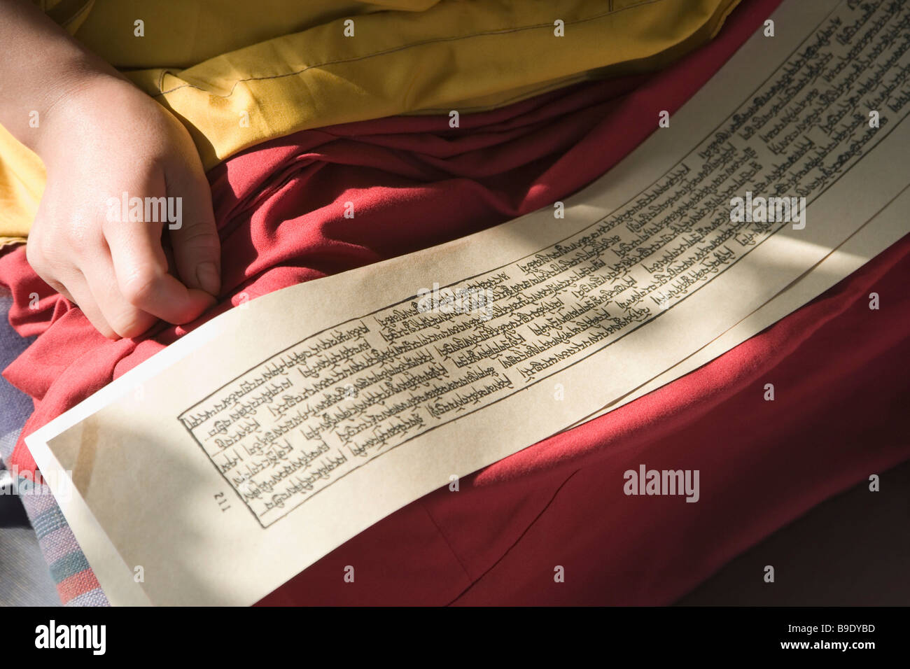Monks reading book hi-res stock photography and images - Alamy