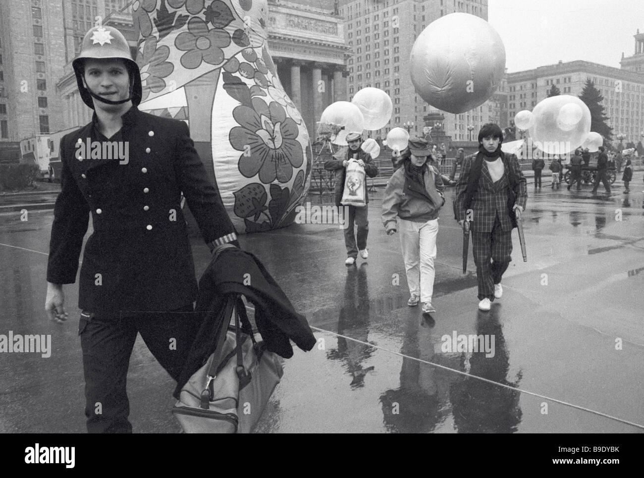 MSU students and visitors from Britain on their way to a hot air ...