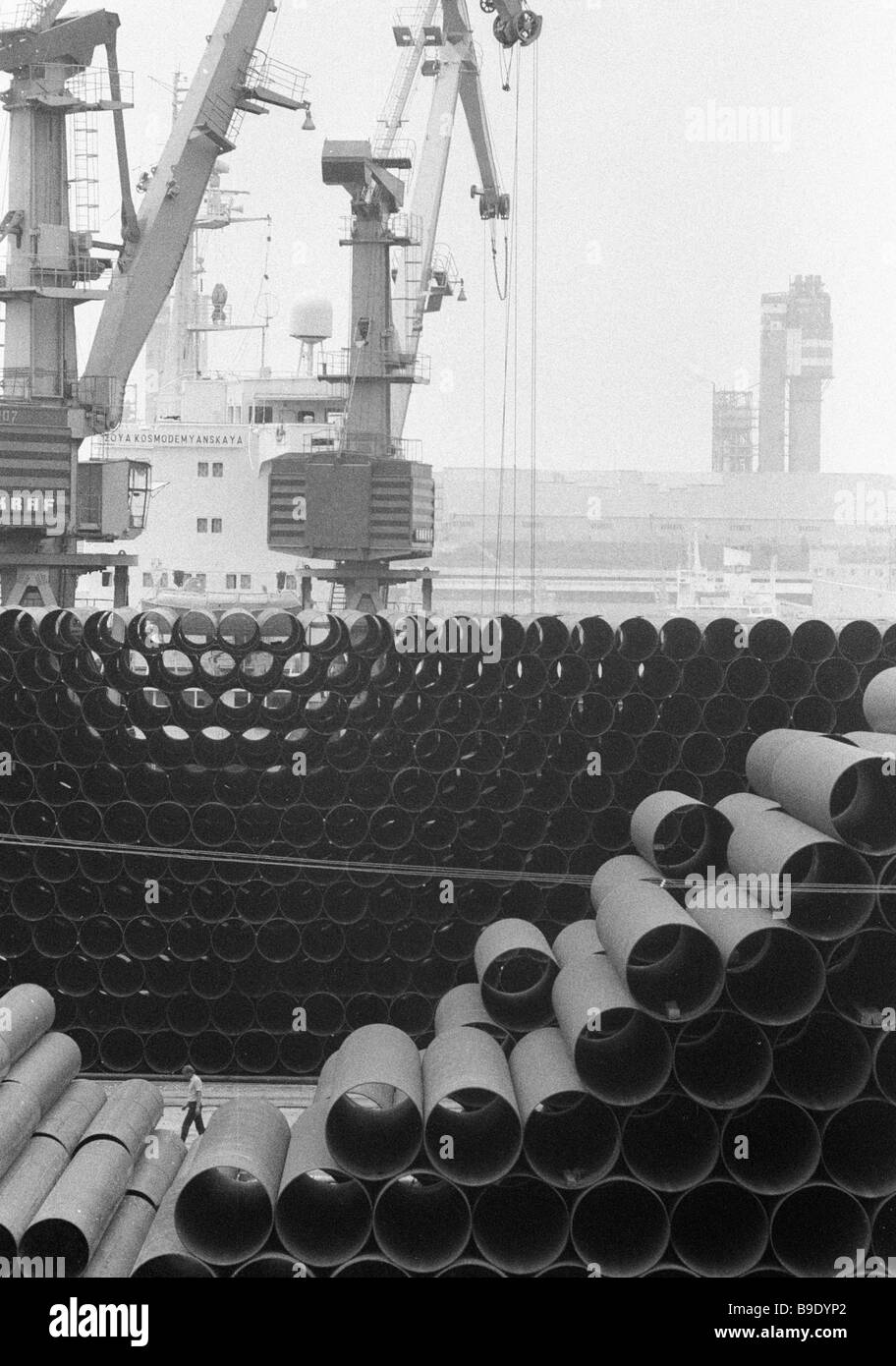 Loading pipes at Ilyichyovsk port Stock Photo - Alamy