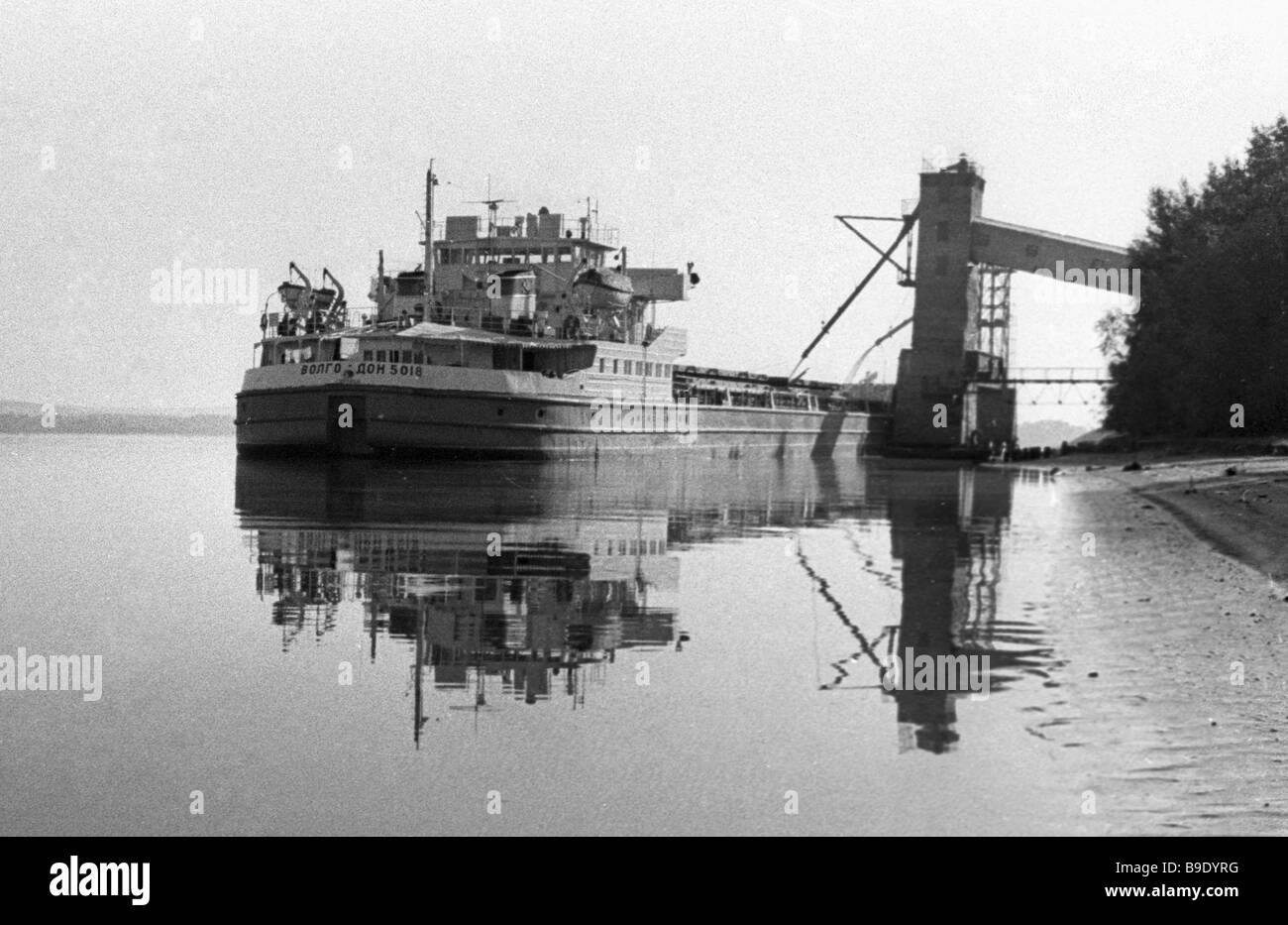 Loading grain on self propelled barge at the grain berth Stock Photo ...