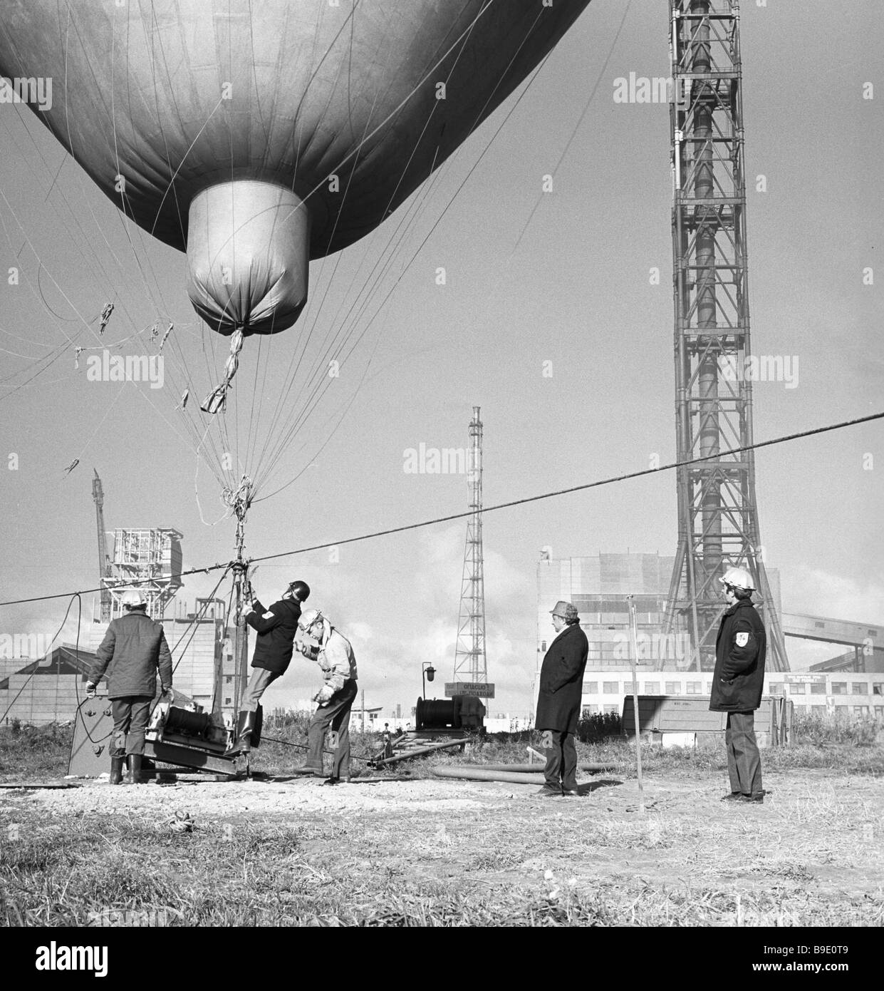 Moored crane balloon can help quickly assemble heavy structures Stock ...