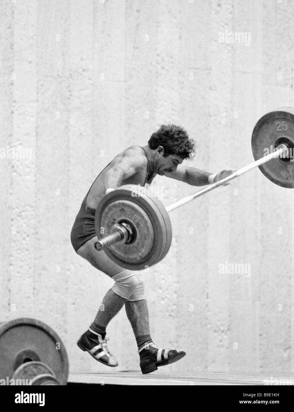 Soviet athlete Ruslan Khamukov lifts a weight Stock Photo - Alamy