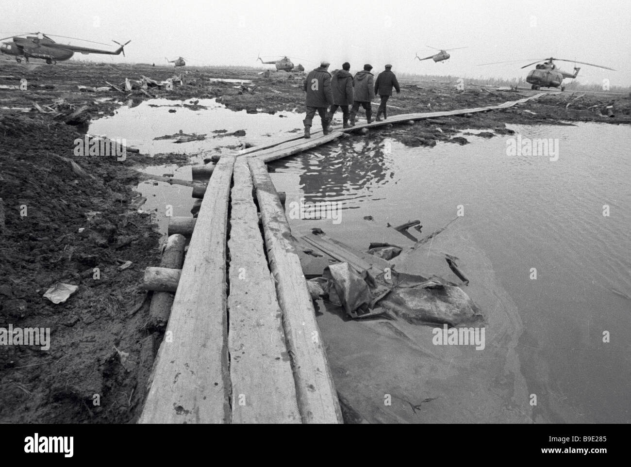 Oiler shift moves along the footbridge to the helicopter Samotlor oil ...