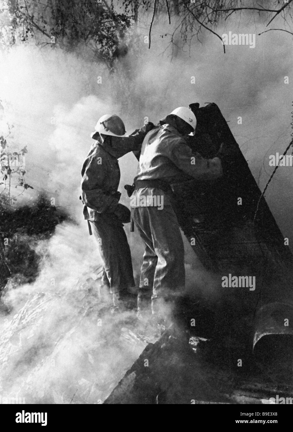 Firemen extinguishing a fire Stock Photo - Alamy