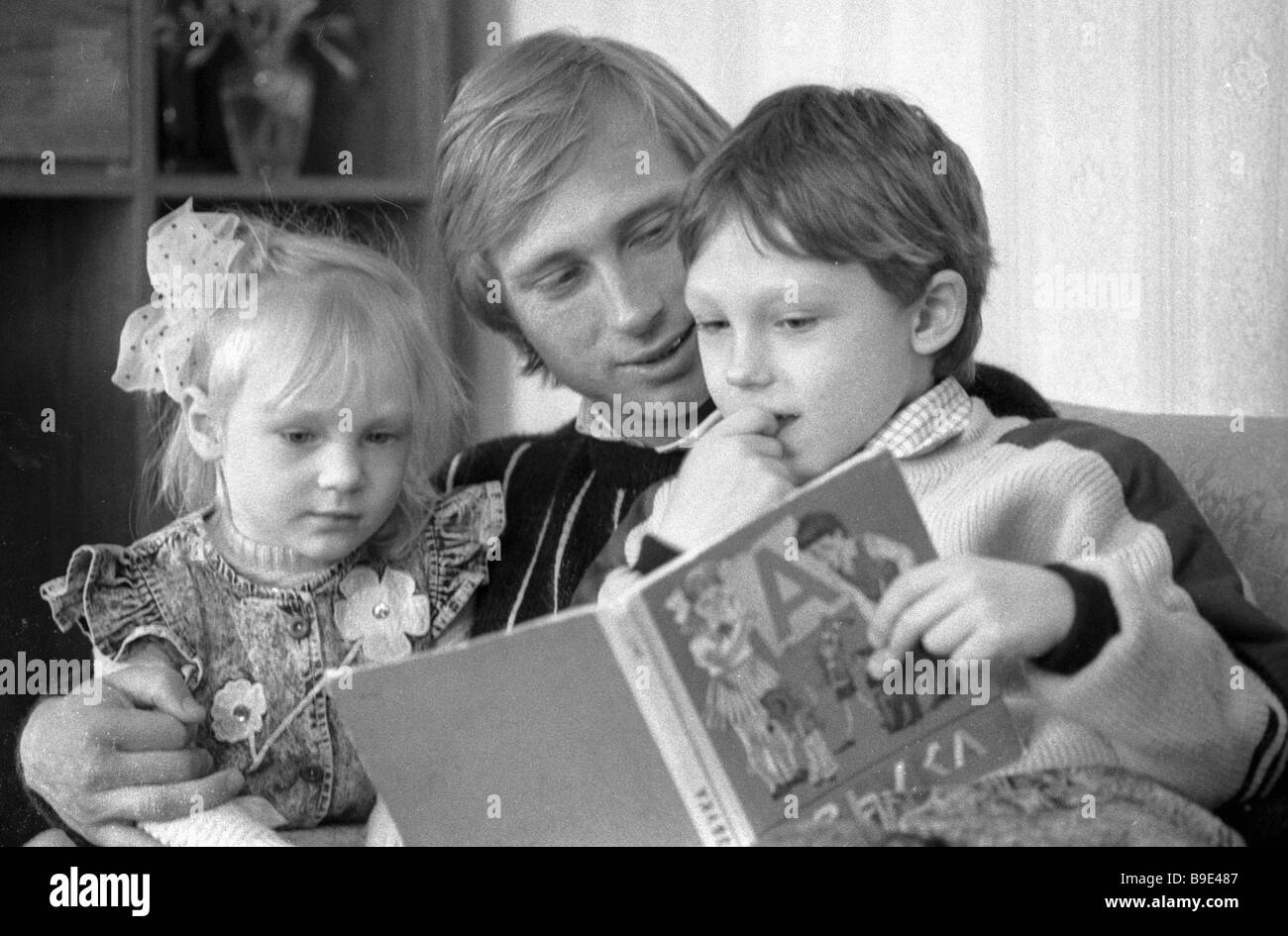 Igor Ponomarev of the Neftchi Baku soccer team center with his children Stock Photo - Alamy