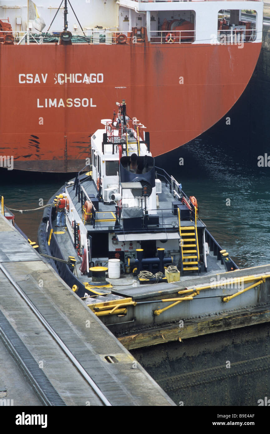 Barco canal de panama hi-res stock photography and images - Alamy