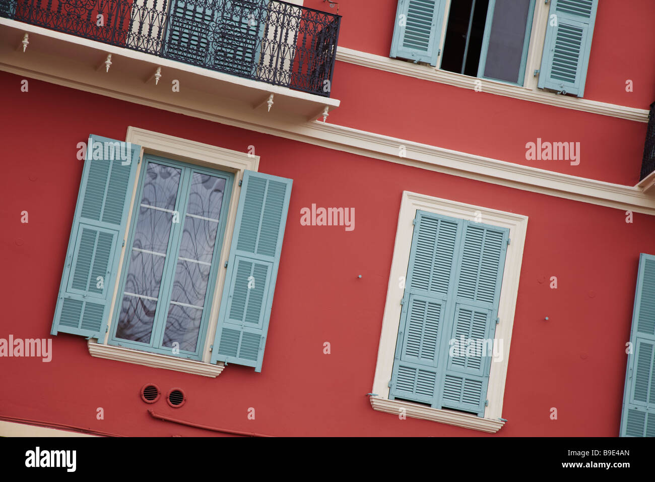 green shutters terracotta building, old town Nice Stock Photo - Alamy