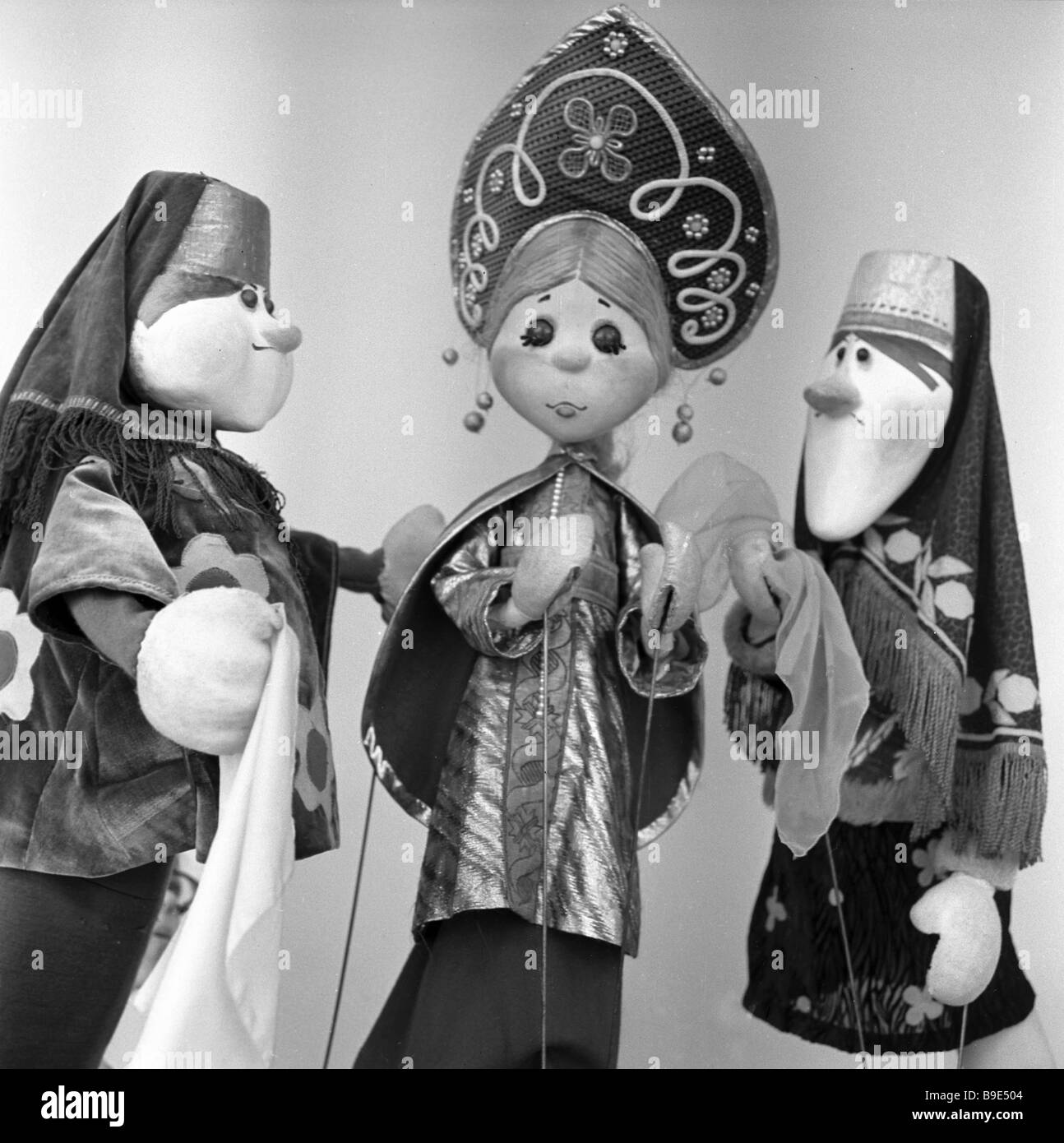Puppets Marya the Tsarina and the Nanny from Fairytales About Yemelya ...