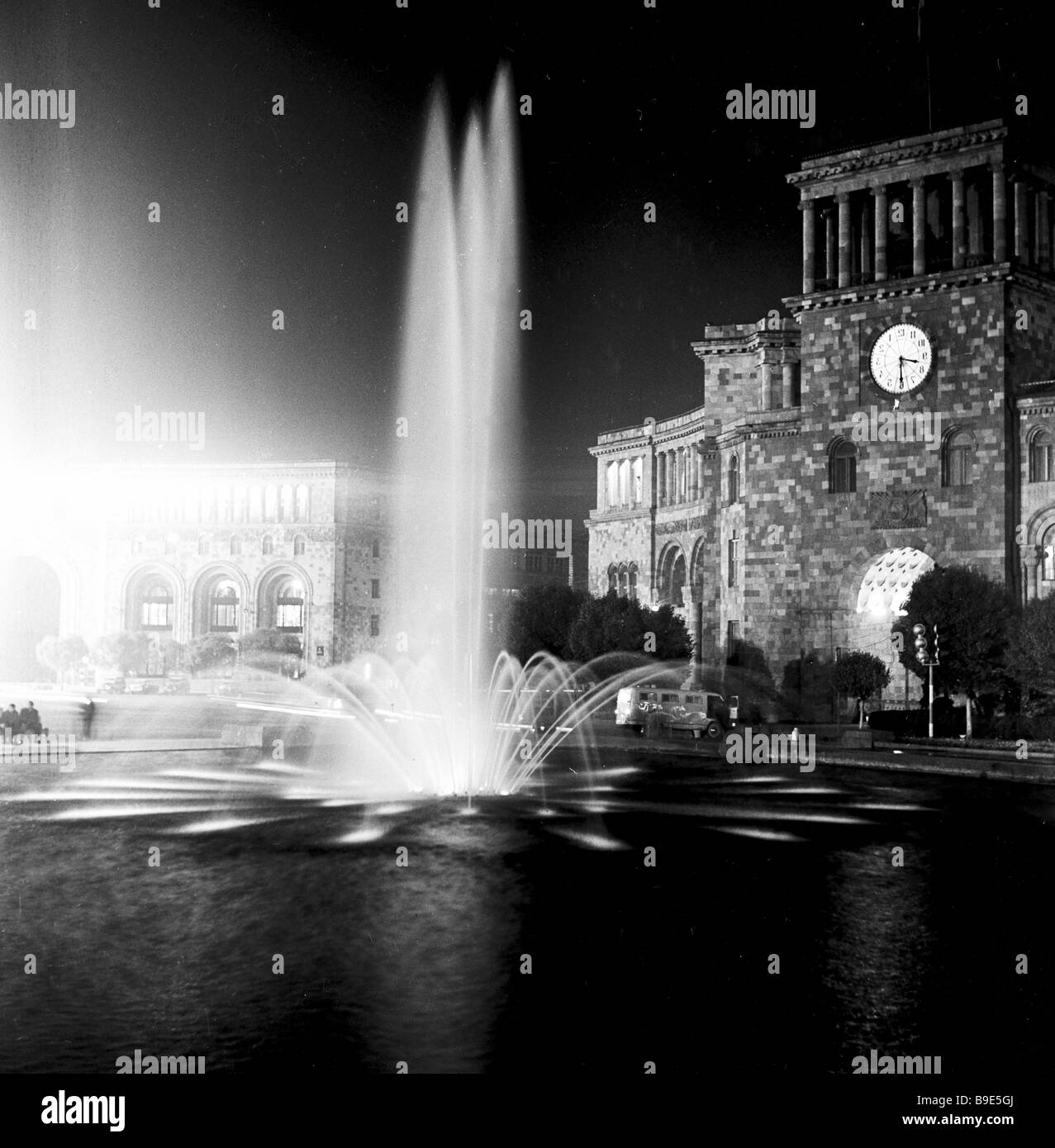 The Lenin Square fountain in Yerevan Armenia Stock Photo - Alamy