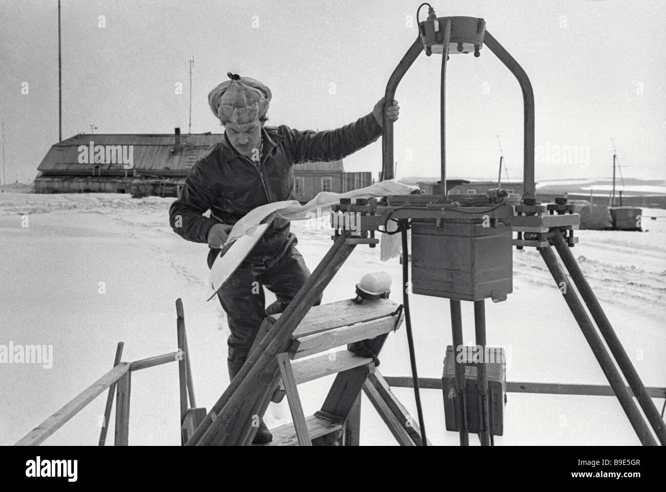 Polar station technician dismantles aurora borealis observation ...