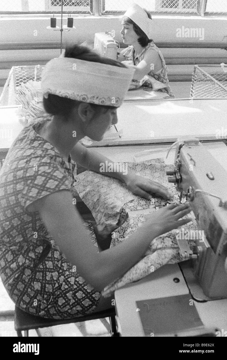 Women s prison inmates working in the garment shop Stock Photo - Alamy