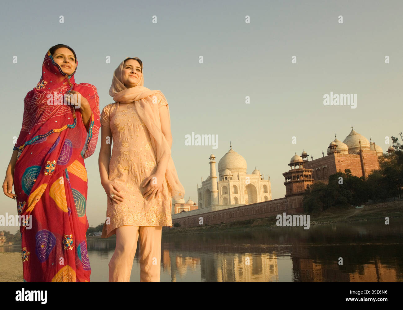 Taj mahal young muslim women in hi-res stock photography and images - Alamy