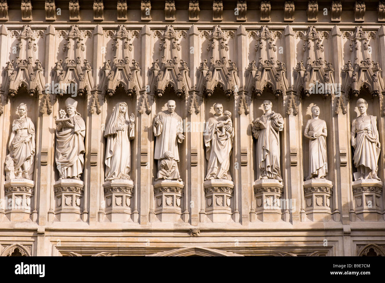 Westminster abbey statues hi-res stock photography and images - Alamy