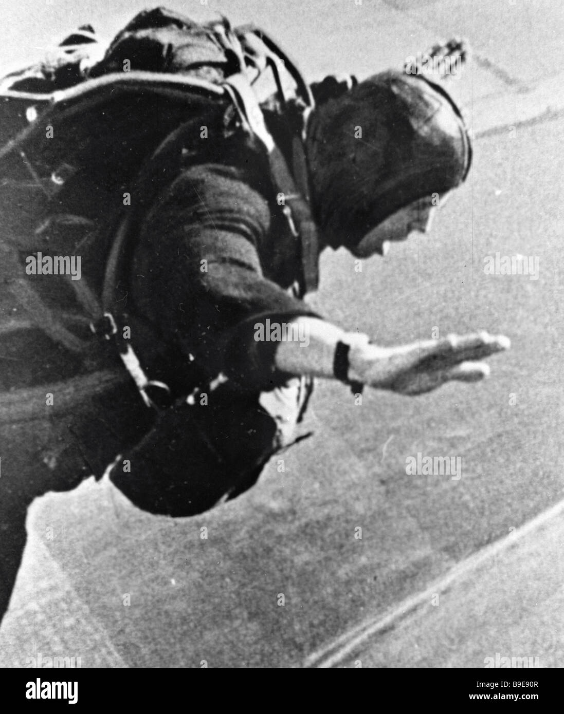 A parachutist getting ready for jump Stock Photo - Alamy