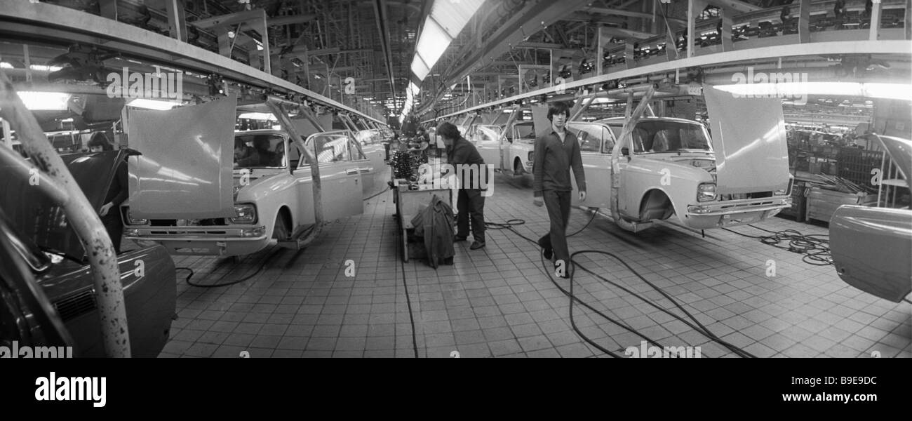 Main assembly line of the Lenin Komsomol automotive factory AZLK Stock ...