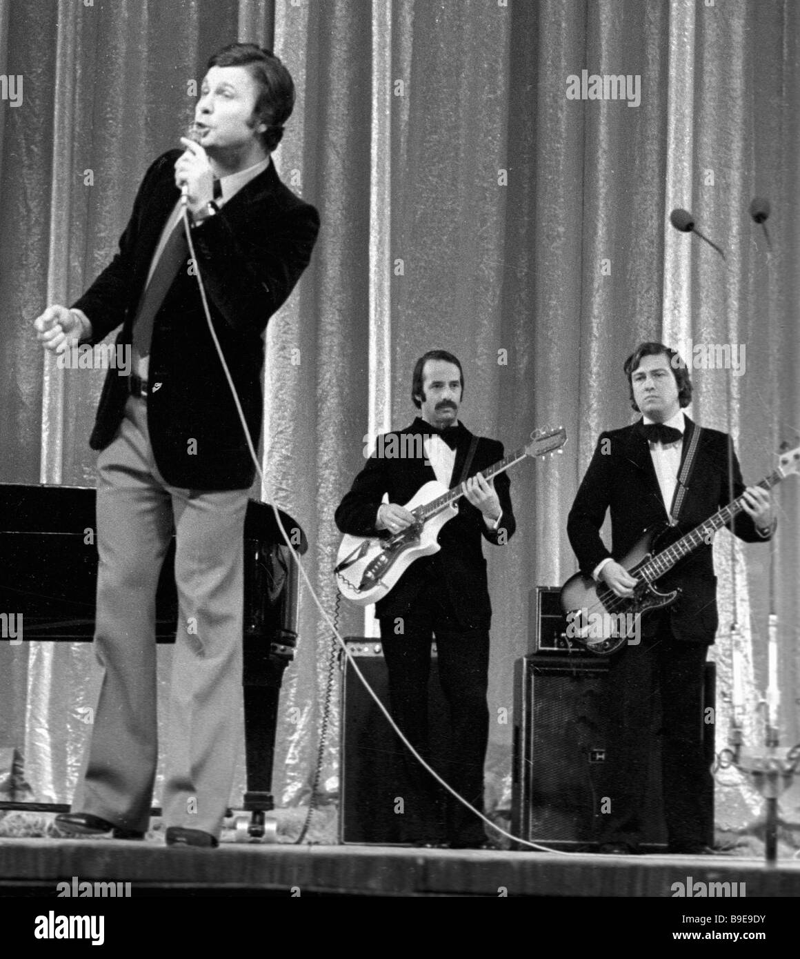 Pop star Lev Leshchenko sings at young Muscovites New Year ball Kremlin ...