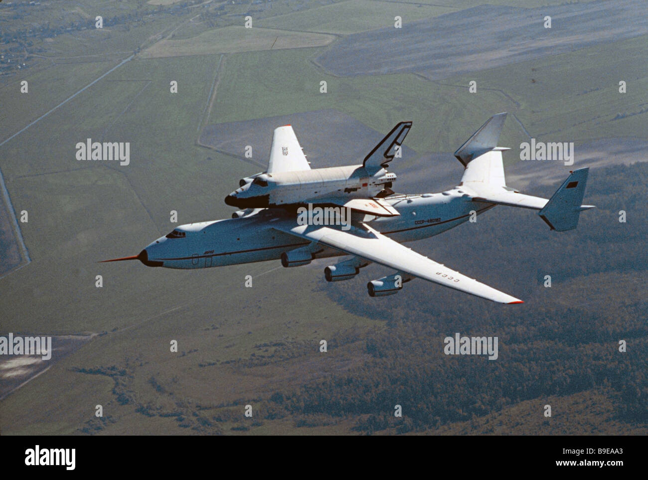 An Antonov An 225 Mriya Dream Cossack cargo jet with the Buran Snow ...