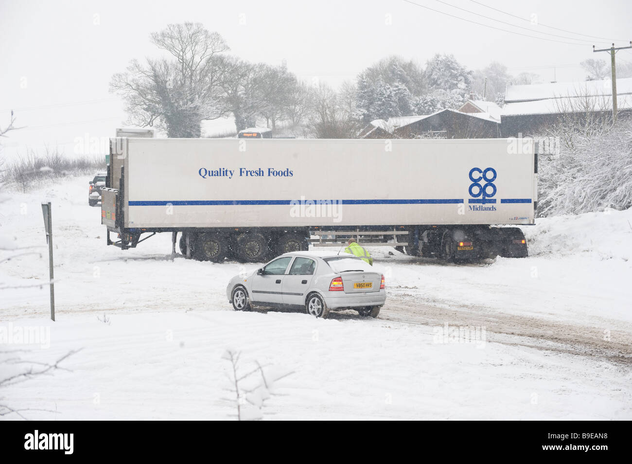 Jackknifed lorry hi-res stock photography and images - Alamy