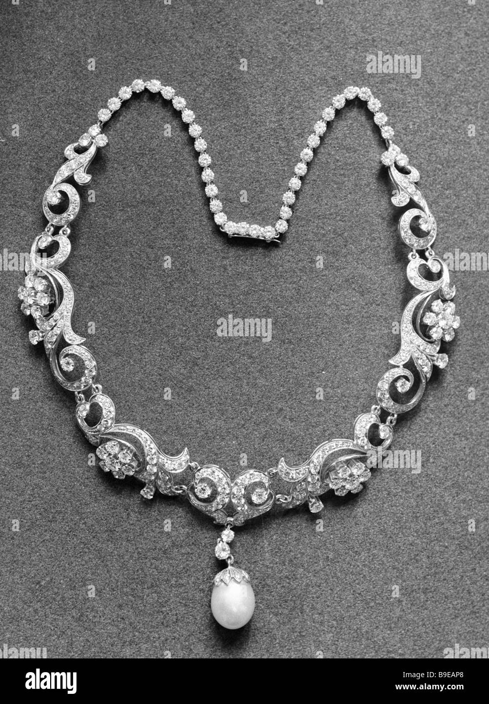 Diamond necklace with pearls made at the Moscow Experimental Jewelry ...