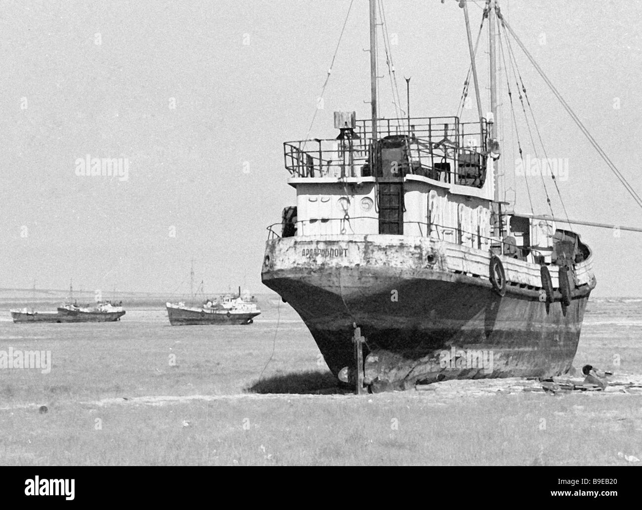 Stranded ships in place the Aral Sea was here only a short while ago ...