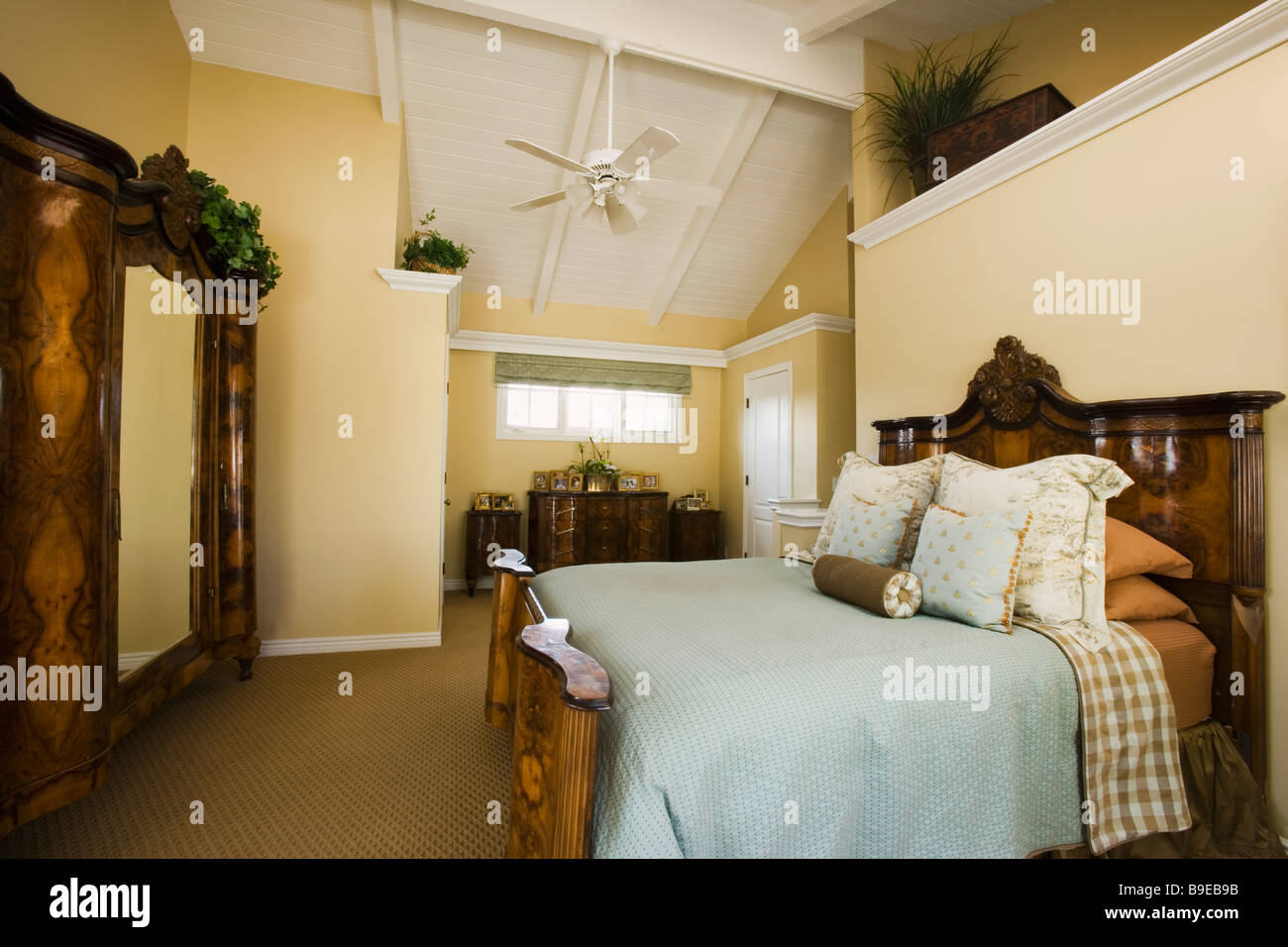 High ceilings hi-res stock photography and images - Alamy