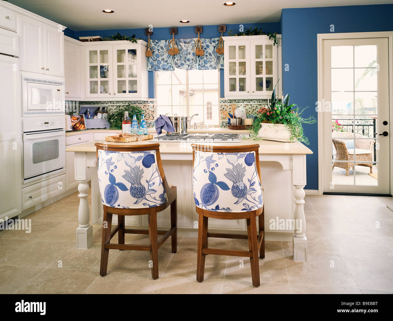 Traditional blue and white kitchen Stock Photo - Alamy