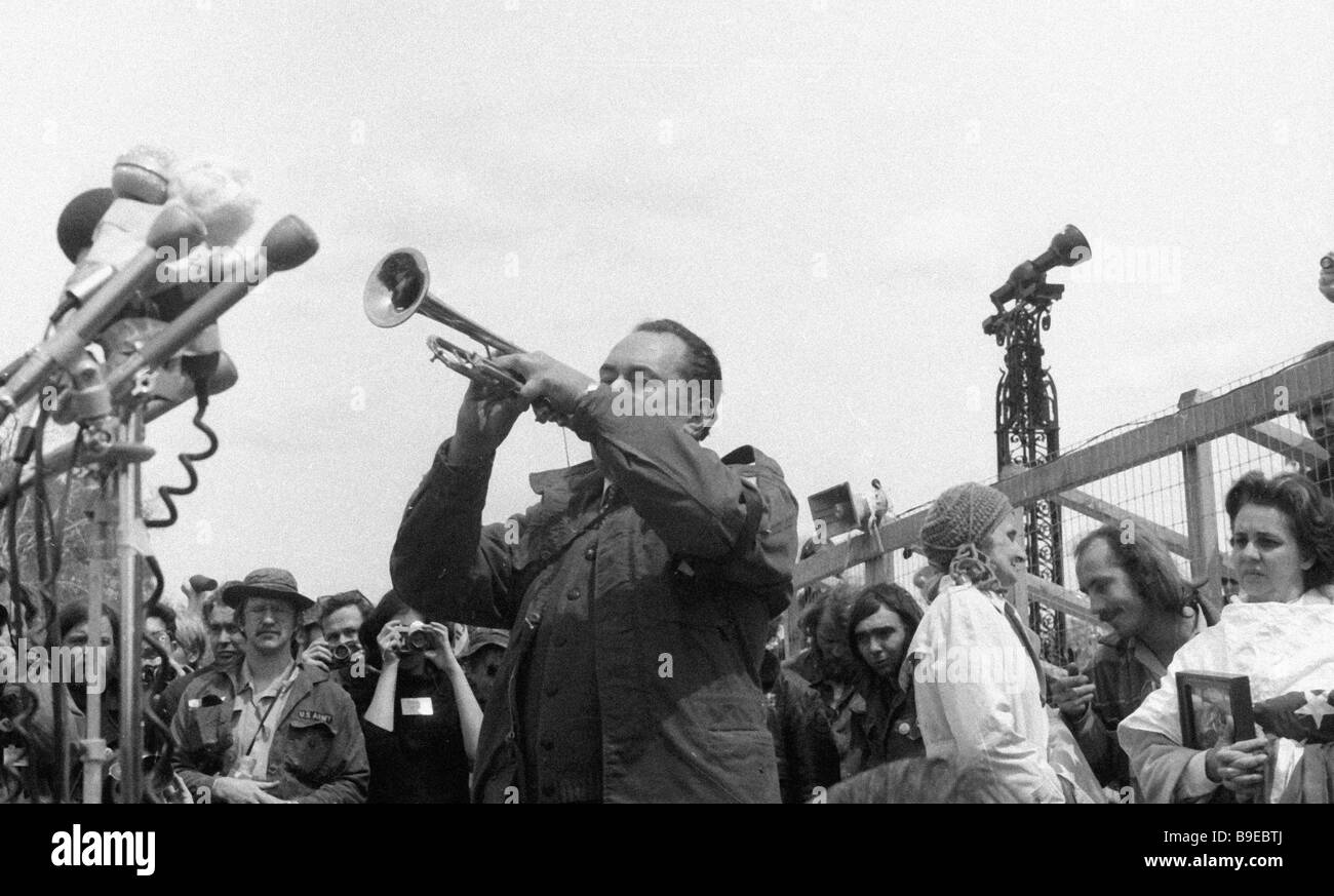 Father of an American soldier killed in Vietnam plays a funeral tune on ...