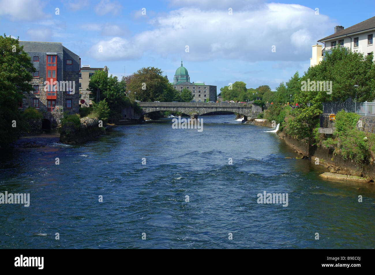 River Corrib Galway Ireland with Irlanda Catedral de San Nicolás in the ...