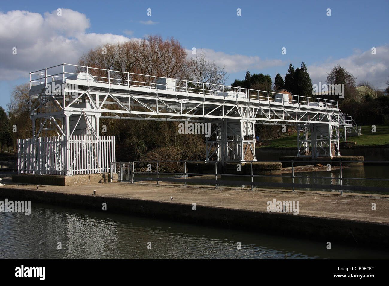 white sluice gate river medway east farleigh flood defence kent england ...