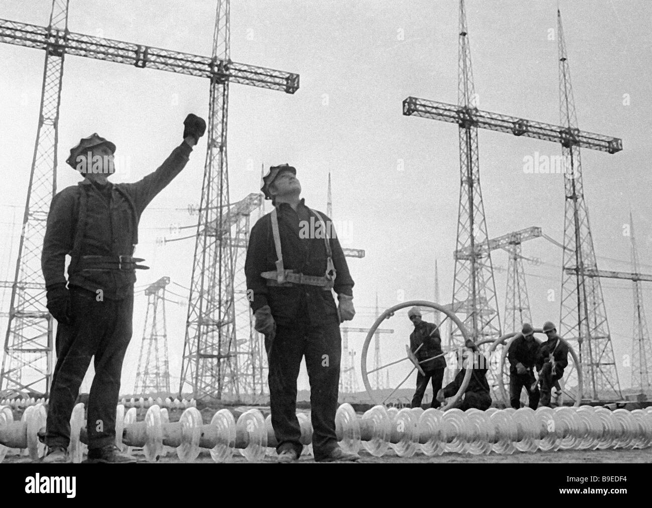 Assembling power transmission line of Mir joint power grid Stock Photo ...
