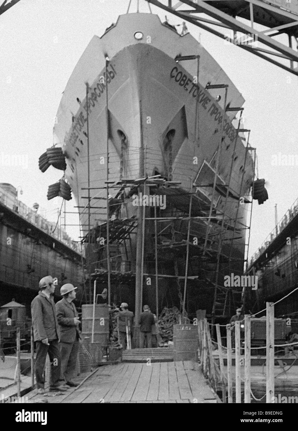 Ship to be repaired in the floating dock Stock Photo - Alamy