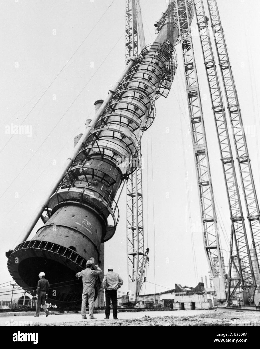 Distilling column being raised at the Danube oil refinery in ...