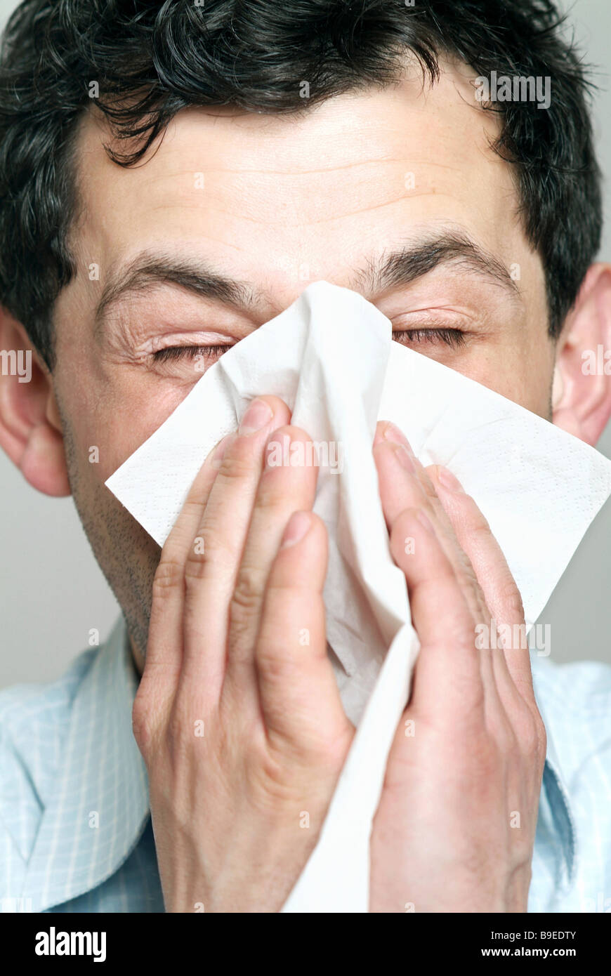 Man sneezing hanky hi-res stock photography and images - Alamy
