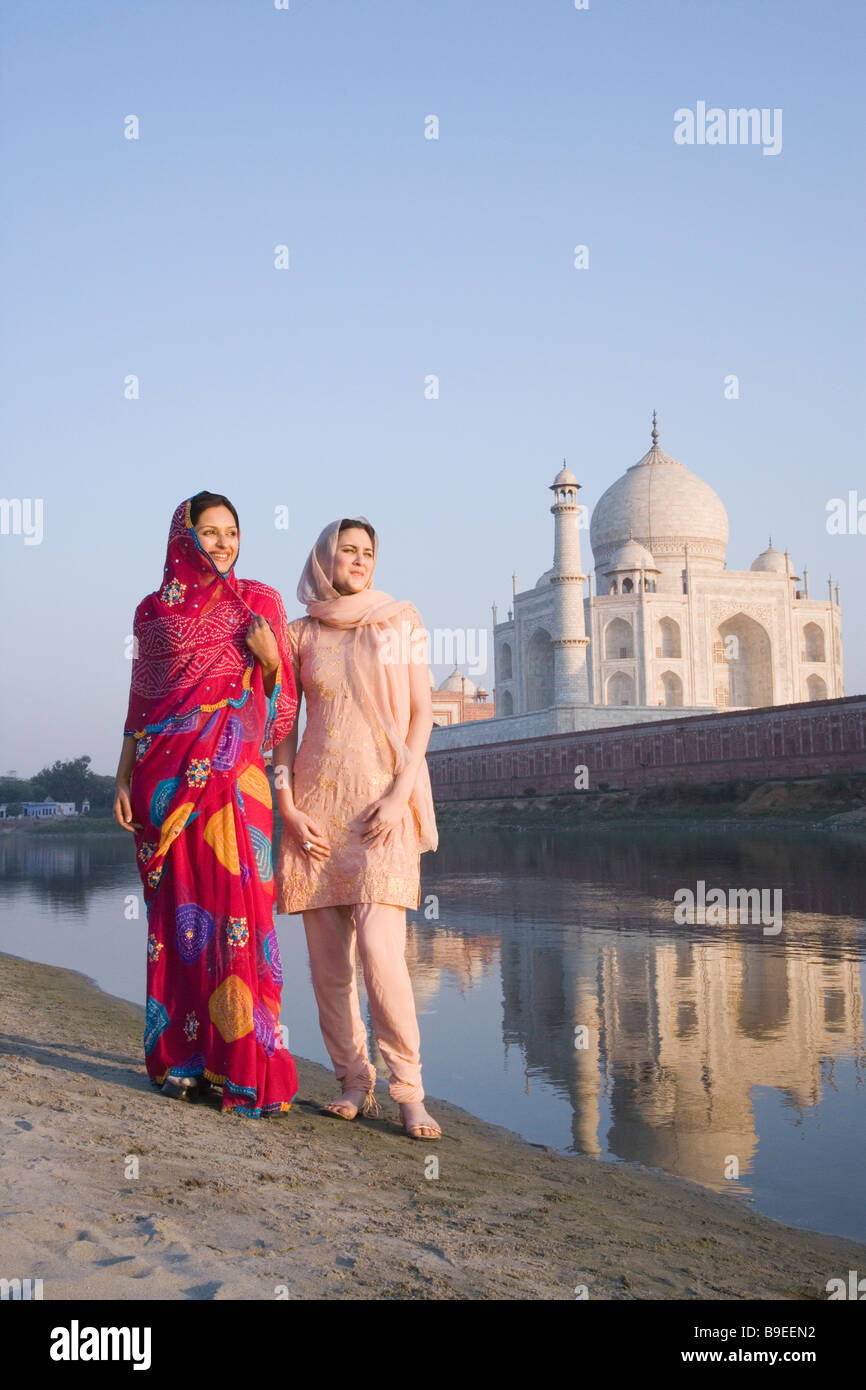 Taj mahal young muslim women in hi-res stock photography and images - Alamy