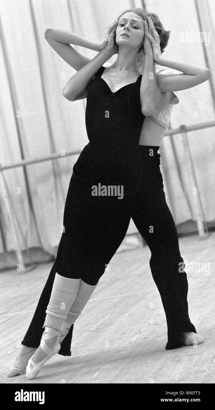 Alla Mikhalchenko soloist with the Bolshoi ballet in rehearsal Stock ...