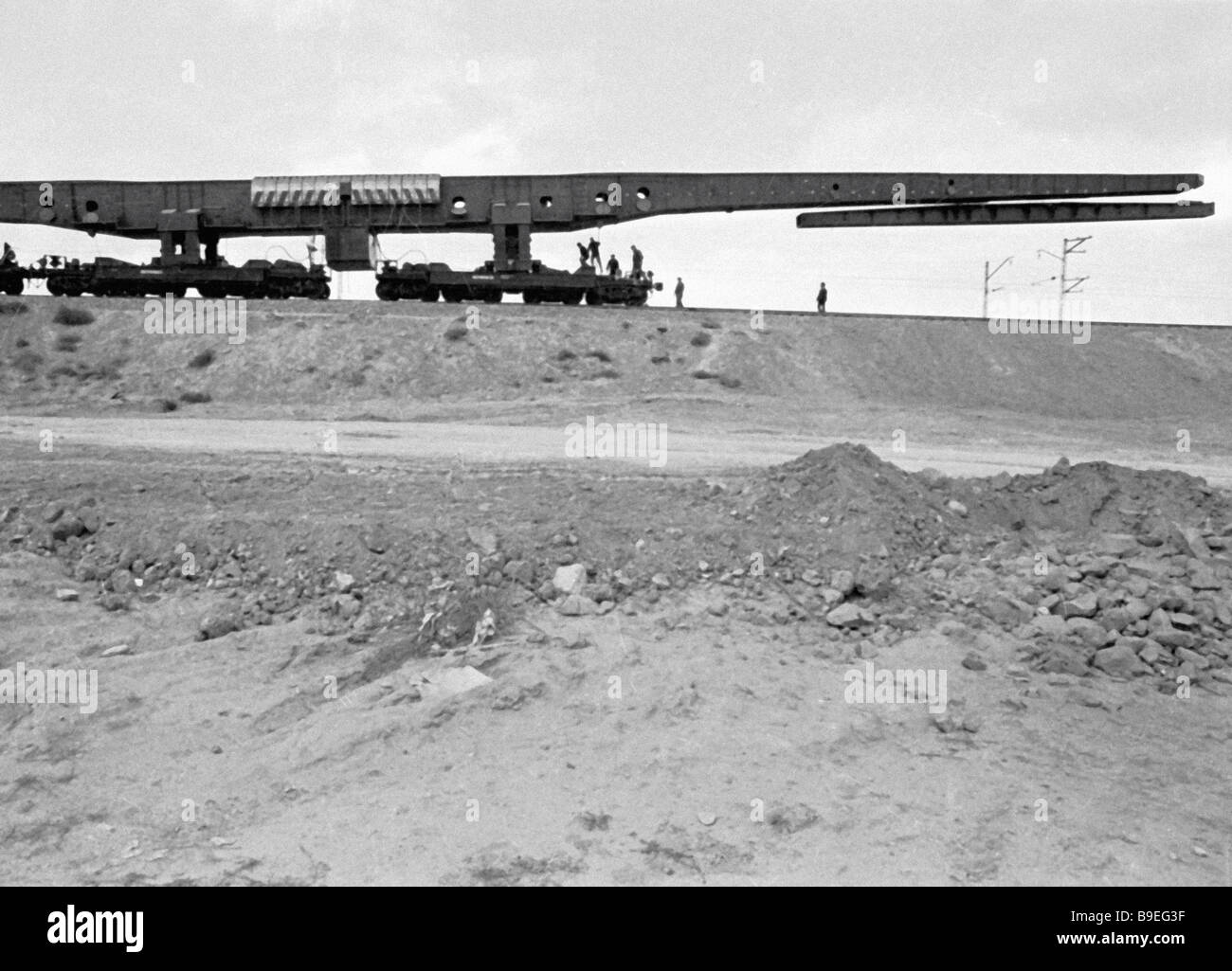 Laying a railroad track Stock Photo - Alamy