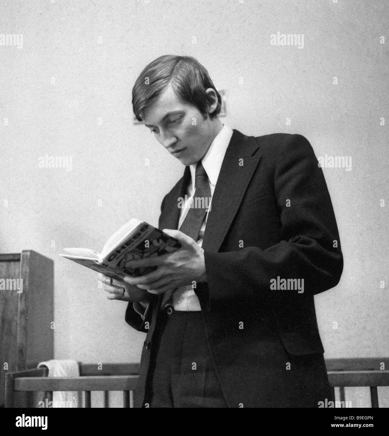 World chess champion Anatoli Karpov reading Stock Photo - Alamy