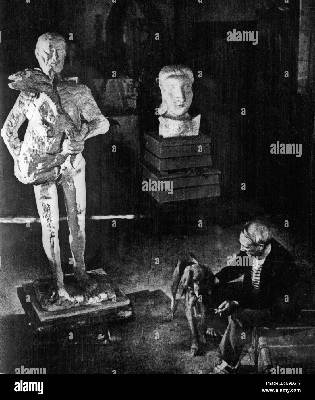 Artist Pablo Picasso in his studio Stock Photo - Alamy