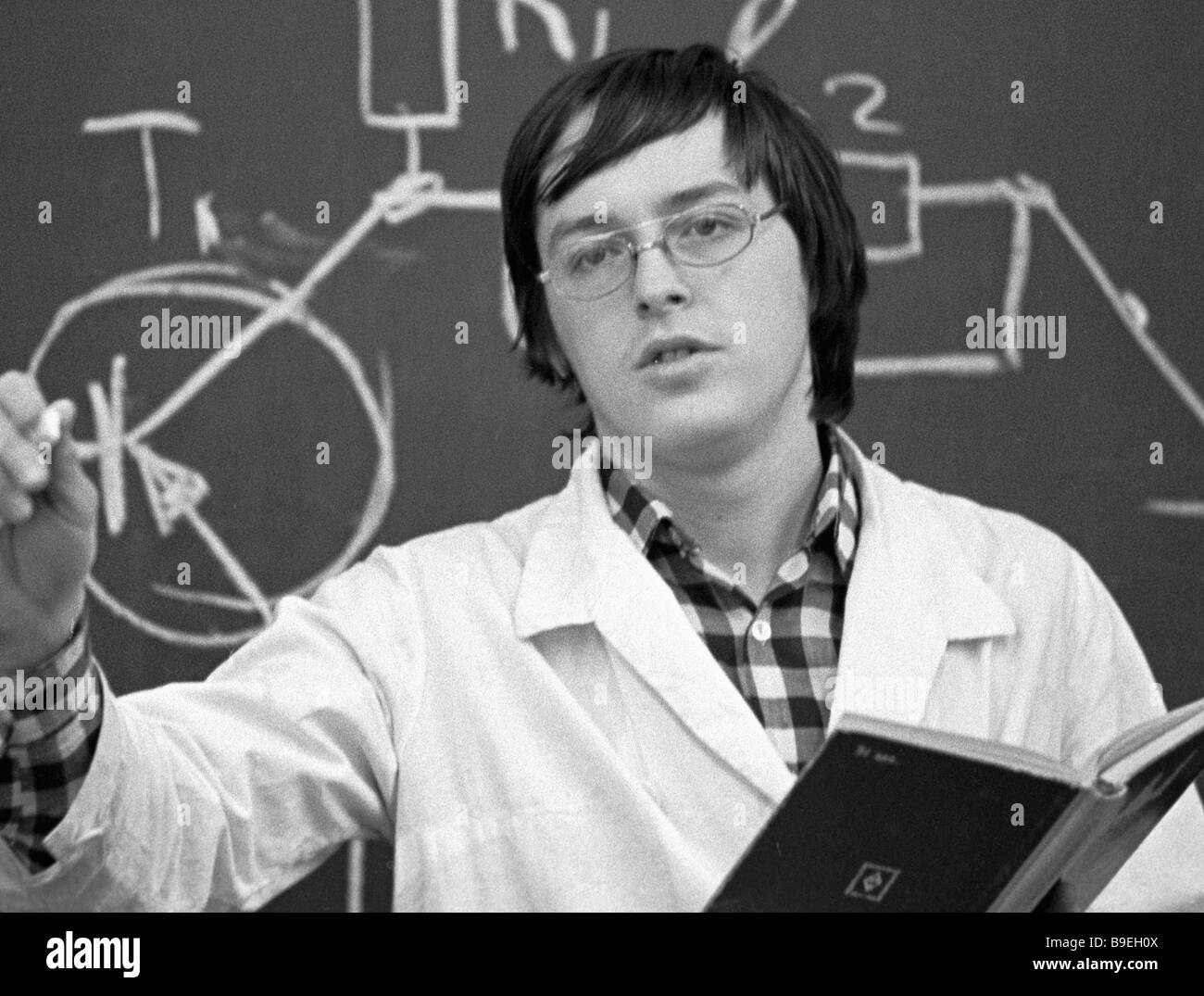 A senior pupil making a report at the physics lesson Stock Photo - Alamy