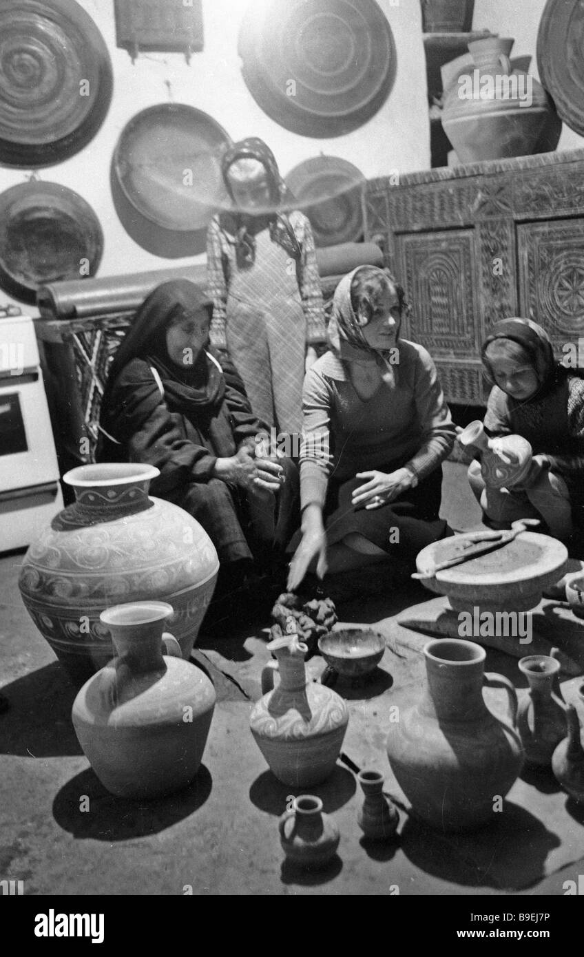 Akusha old villagers teaching the old craft of pottery Stock Photo - Alamy