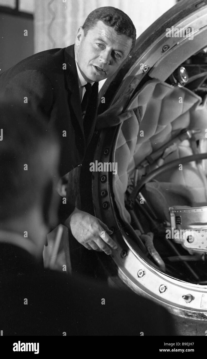 Cosmonaut Vladislav Volkov at the Voskhod 2 spacecraft Stock Photo - Alamy