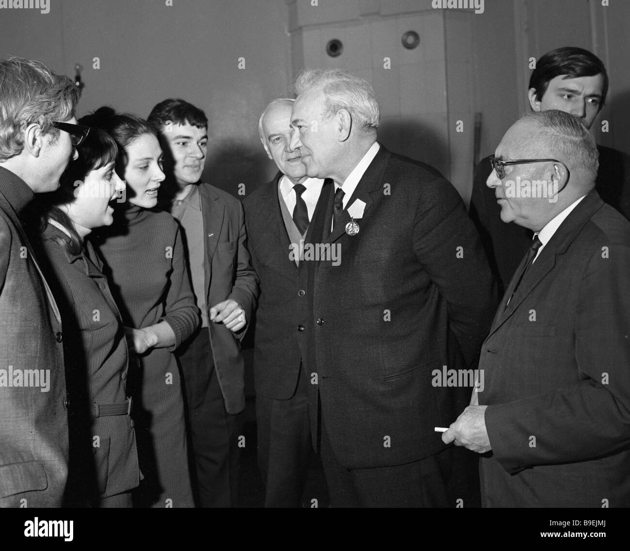 Celebrated Soviet actor Mikhail Tsarev center talking to Shchepkin drama school students Stock ...