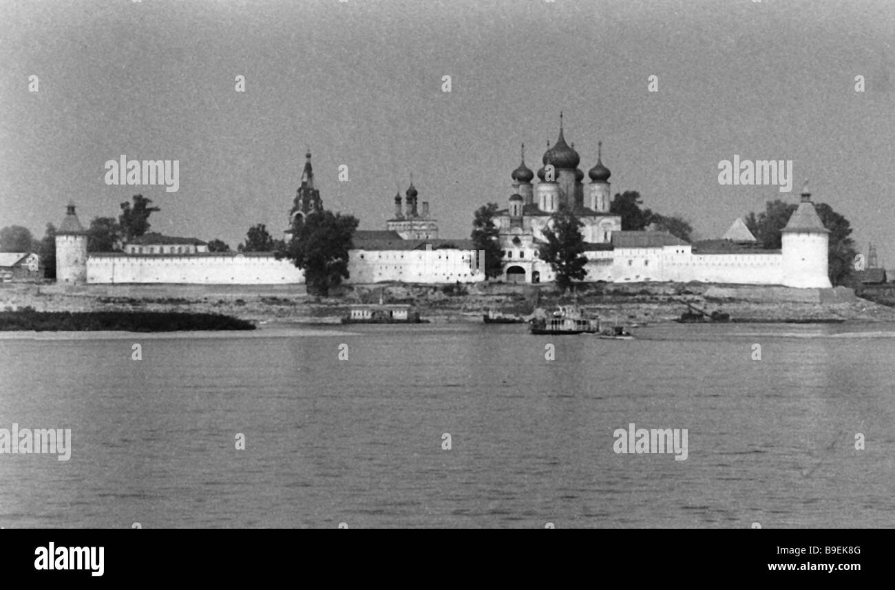 Makaryevsky Monastery on the Kama River Stock Photo - Alamy