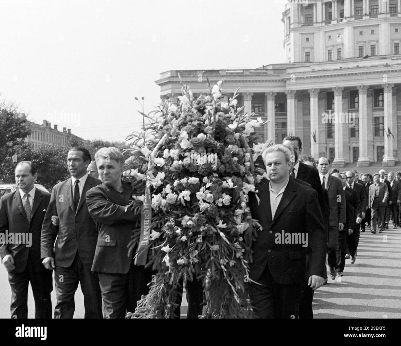 Representatives of Moscow companies carry funeral crowns and wreaths to ...